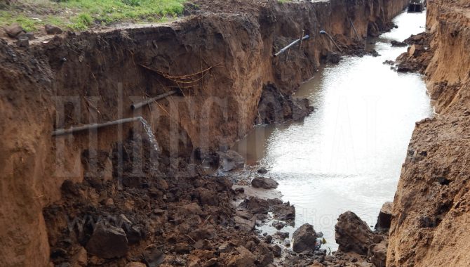 Un desmoronamiento de tierra en la obra de desagüe dejo sin agua a ...
