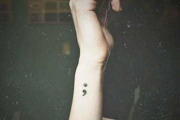 ¿Qué significa el tatuaje de punto y coma que últimamente se ve tanto ...