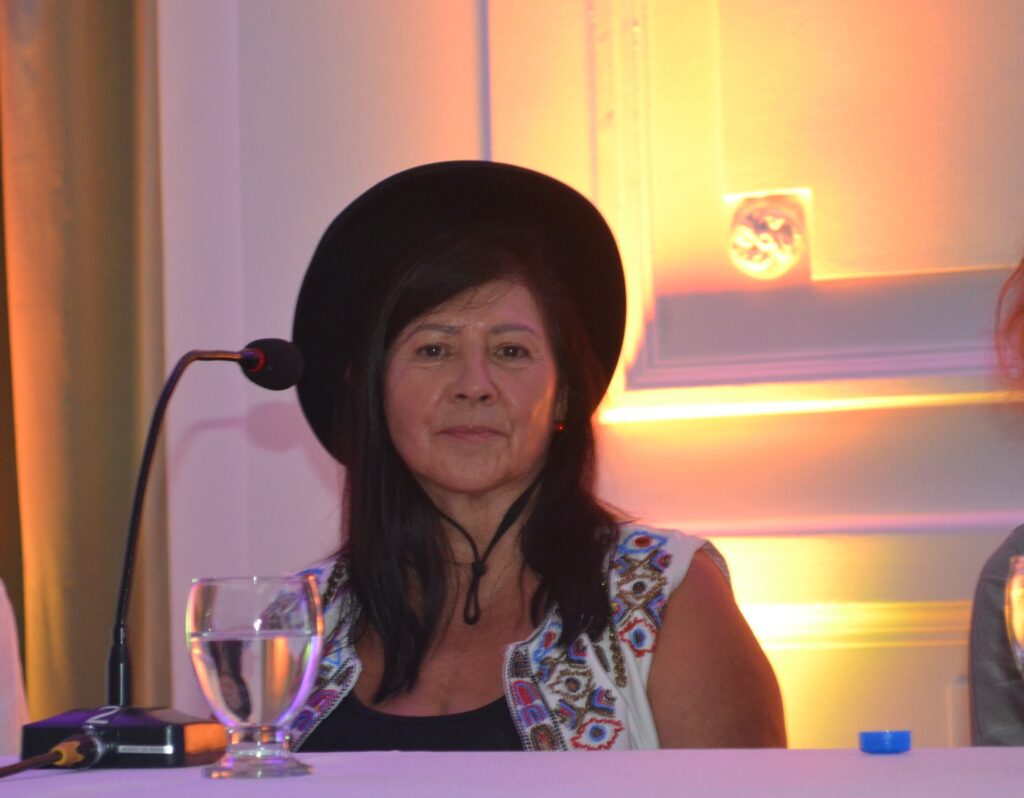 «Peona»: De capar terneros, potros y el trabajo rural, a escribir sus ...