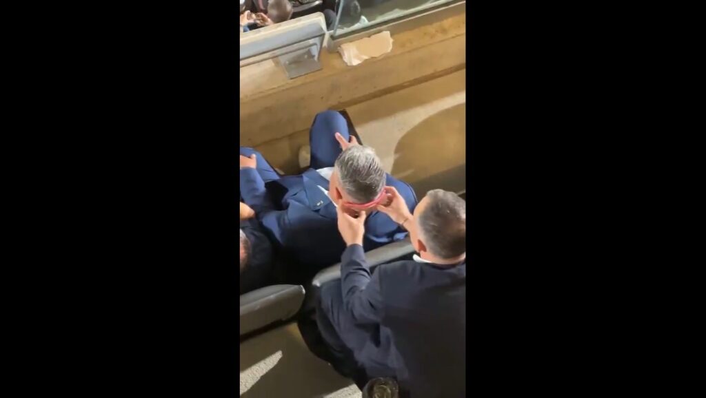 De profesión “SecaNuca”: El video que muestra como el presidente de AFA es asistido por un ...